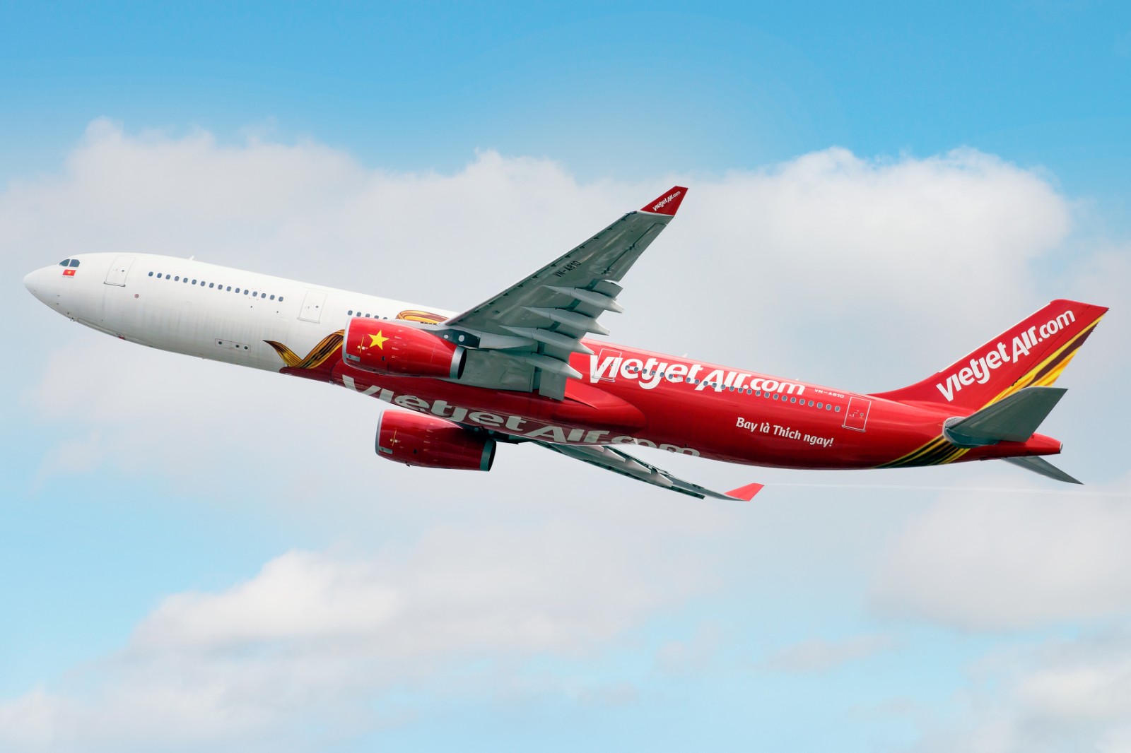 Vietjet awarded Best Low-Cost Airline Onboard Hospitality in 2023 - VietjetAir.Com